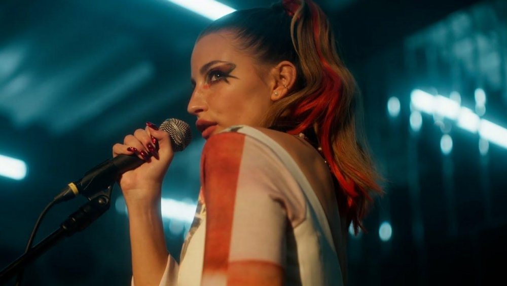 Julia Wieniawa całuje się z kobietą w klipie do piosenki Rozkosz [WIDEO ...